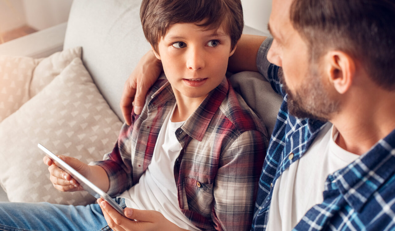 Is heavy screen time rewiring how your children think and learn? | Qustodio