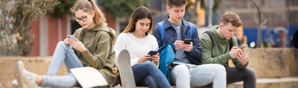 What does it mean to be chronically online? | Qustodio